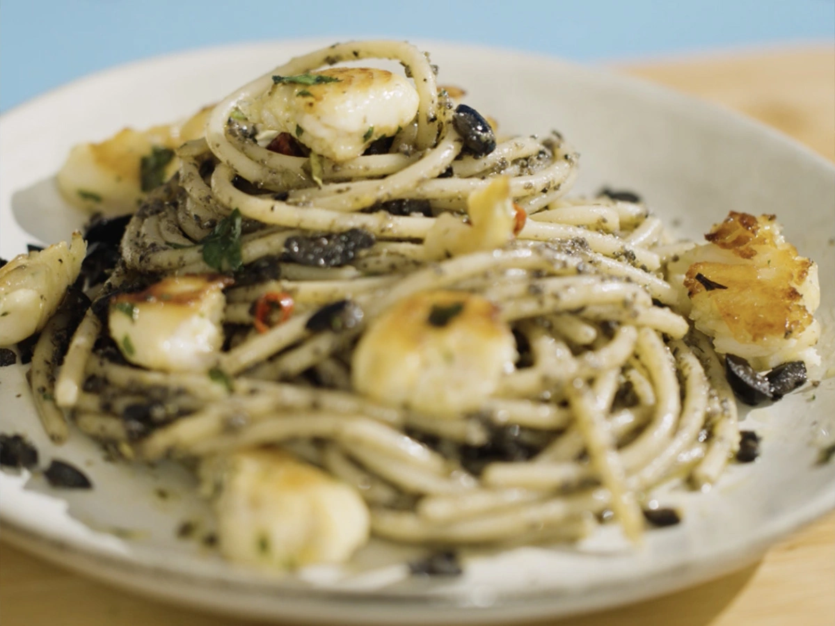 Spaghetti con merluzzo, olive e capperi | FRoSTA